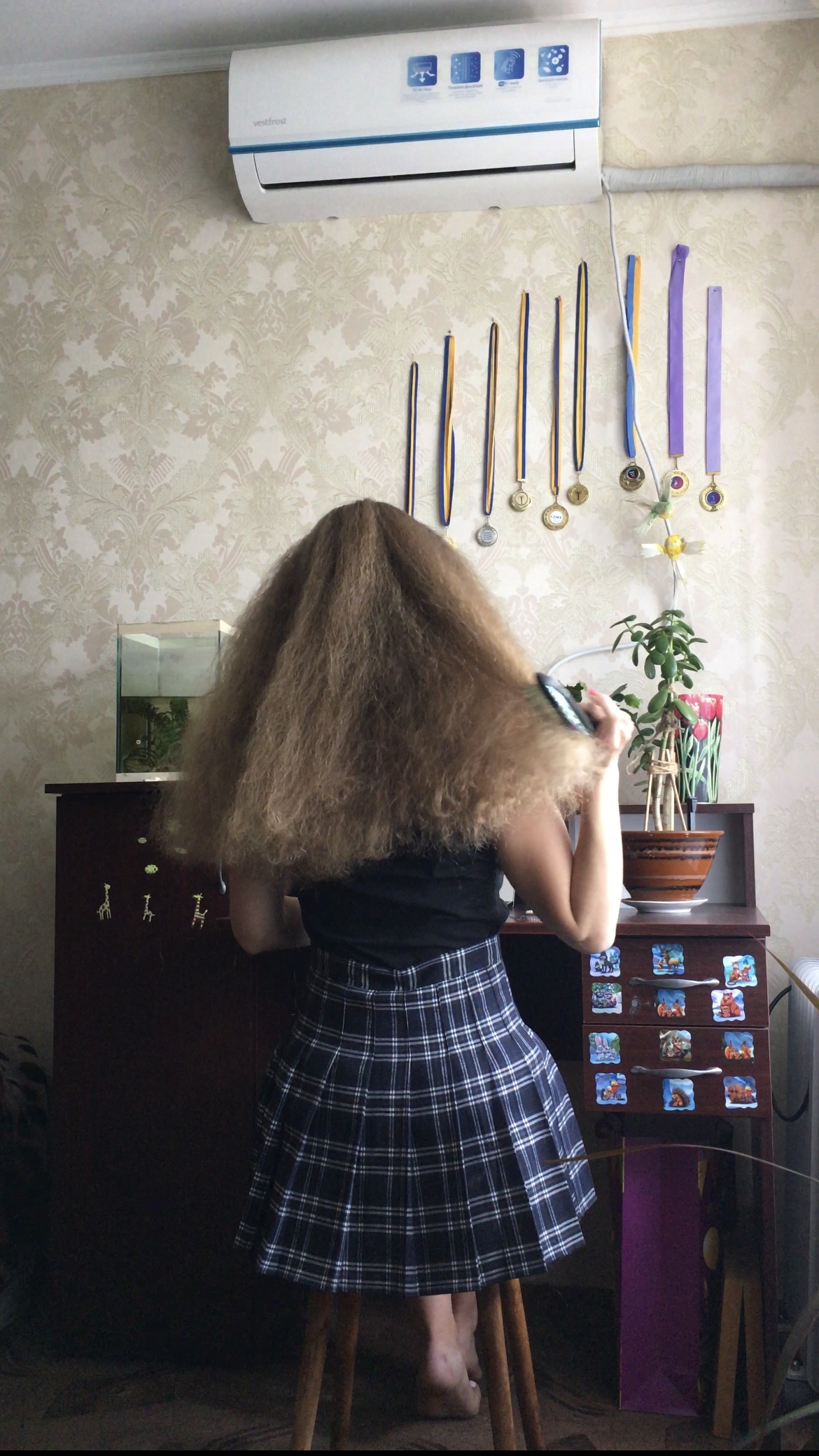 Alina’s Brush out from behind - Fan of Hair