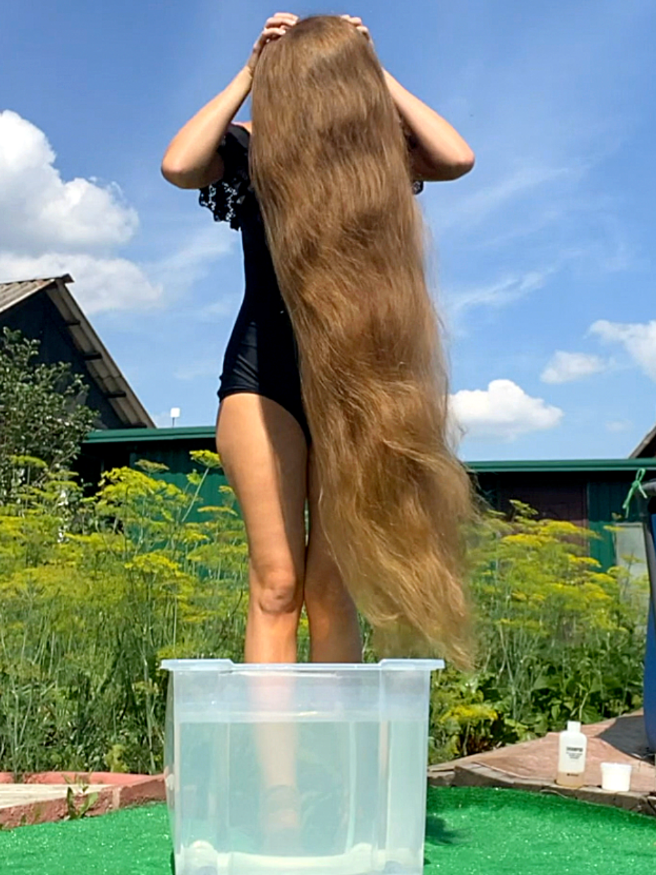 VIDEO - Super hair dunking - RealRapunzels