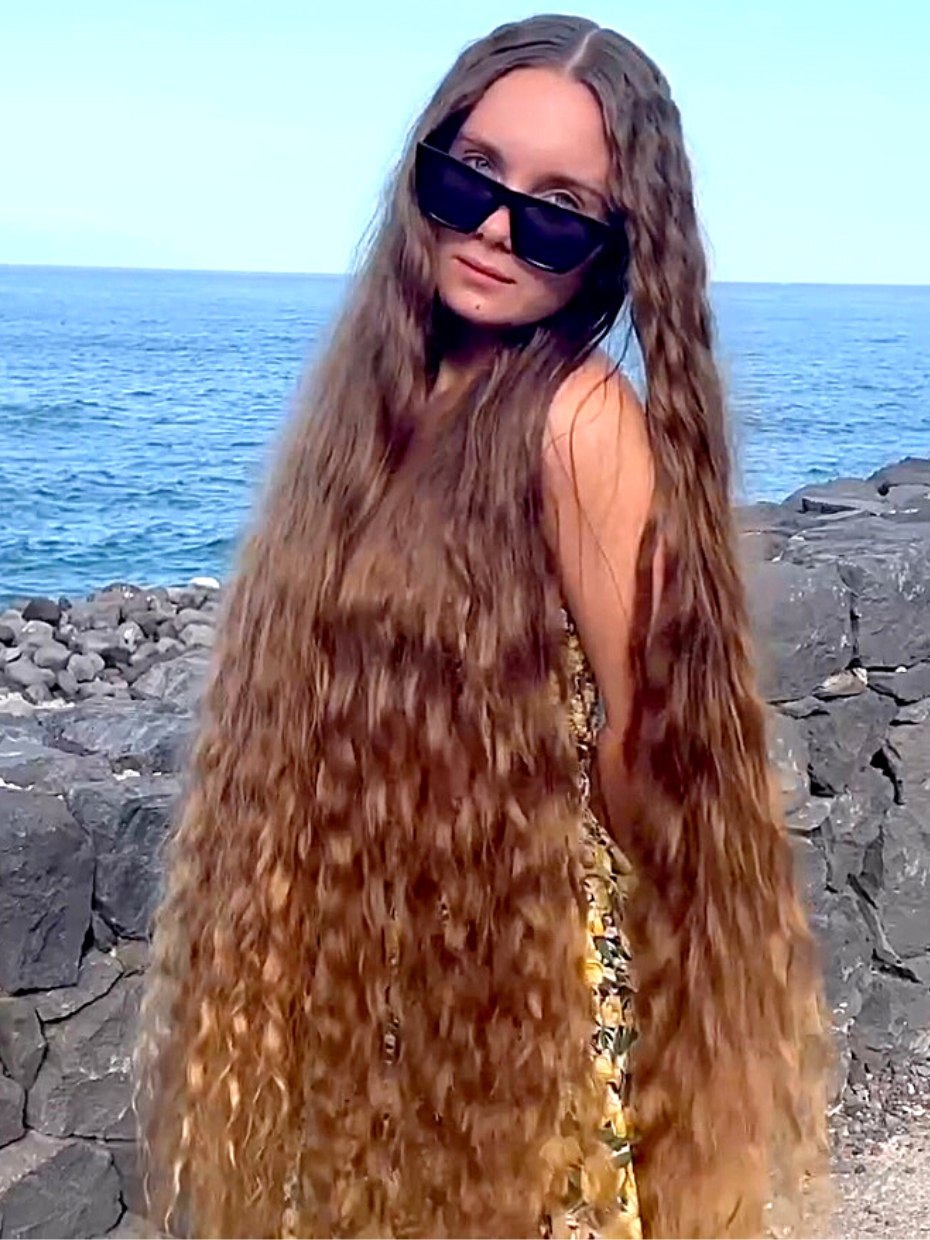 VIDEO - Natalia's beautiful hair show by the sea - RealRapunzels
