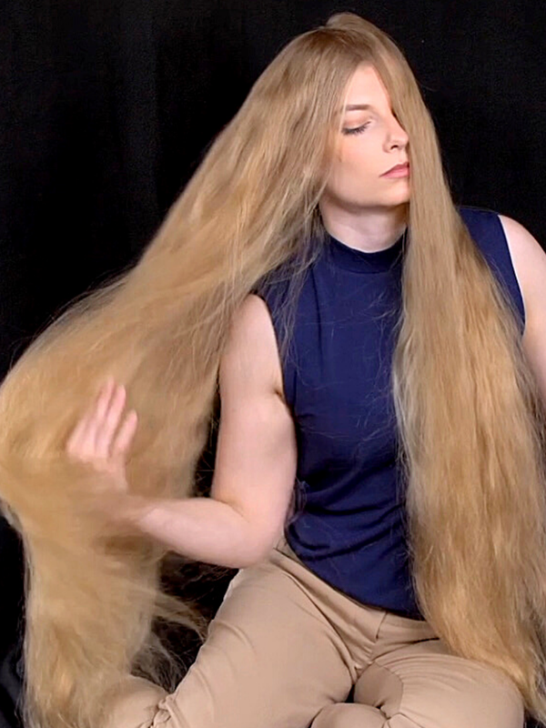 VIDEO - Orysya's hair play on the floor - RealRapunzels