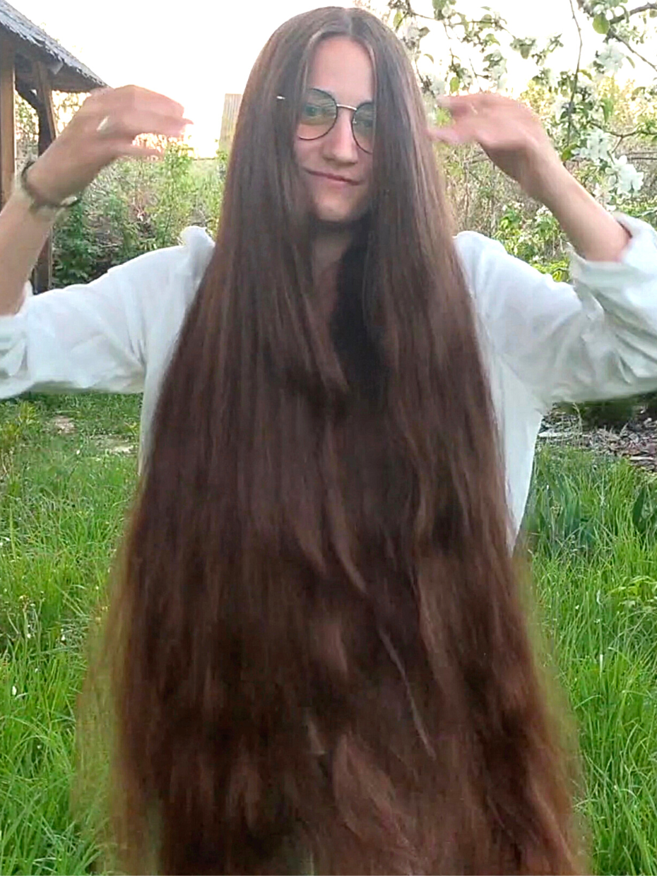 VIDEO - Natalia's beautiful hair show by the sea - RealRapunzels