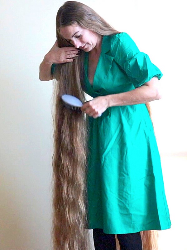 VIDEO - Insanely long hair - RealRapunzels