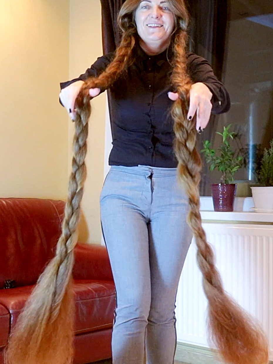 VIDEO - Loose floor length hair and giant braids - RealRapunzels