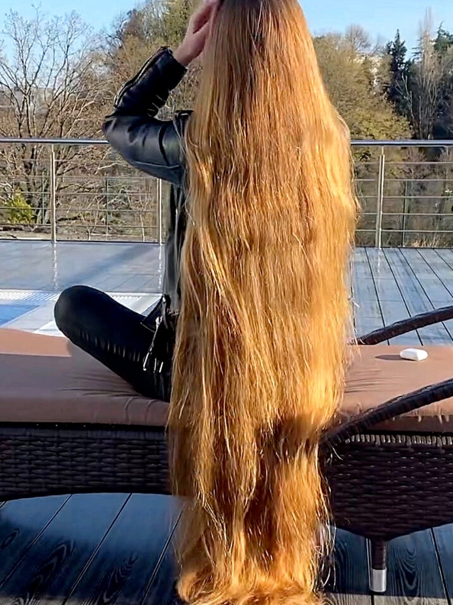 VIDEO - Rapunzel's soft hair by the pool - RealRapunzels