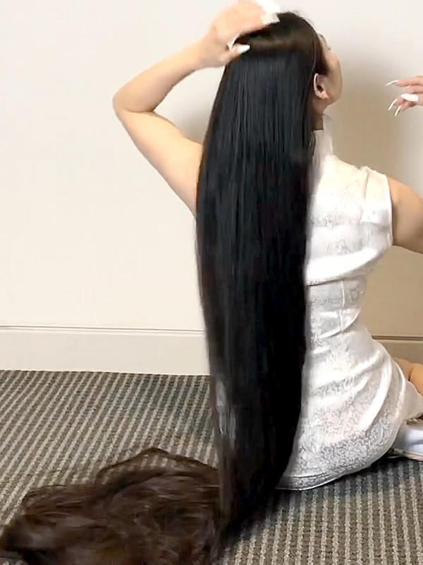 VIDEO - Orysya in front of the mirror - RealRapunzels