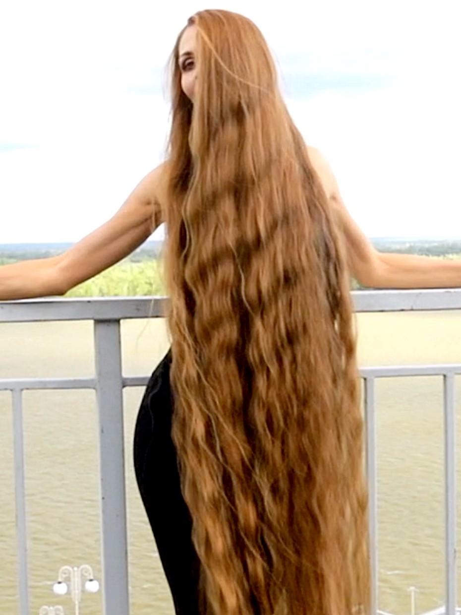 VIDEO - Perfect outdoor hair display - RealRapunzels