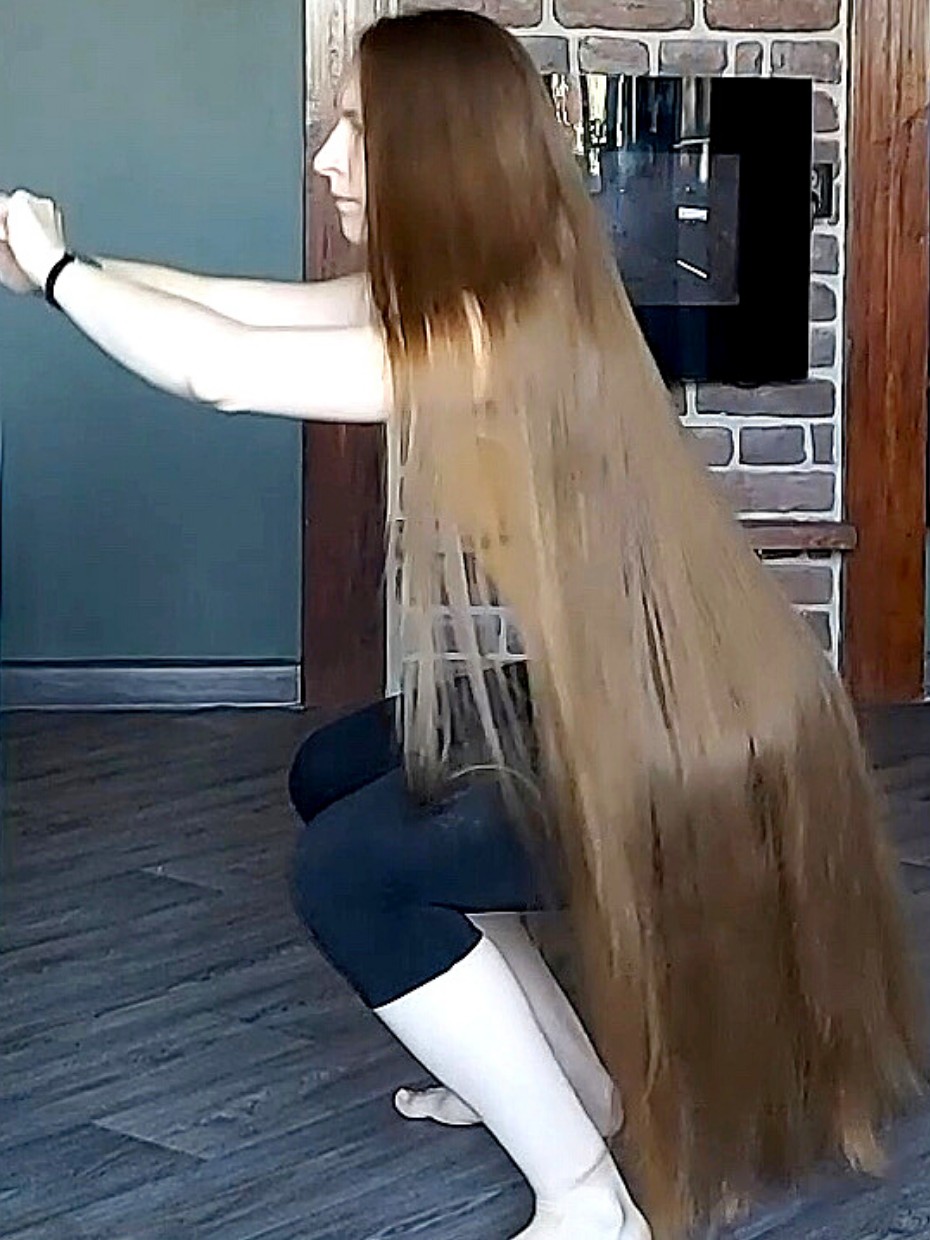 VIDEO - Home workout with very long hair - RealRapunzels