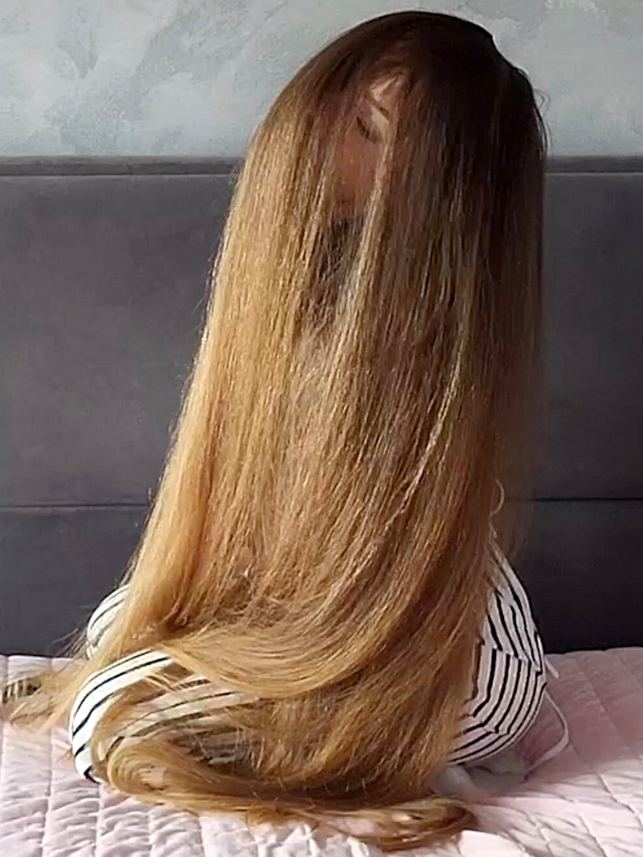 VIDEO - Alina's extreme long hair workout - RealRapunzels