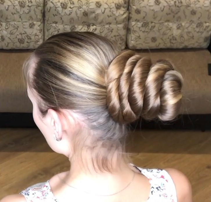 VIDEO - Big, shiny buns - RealRapunzels