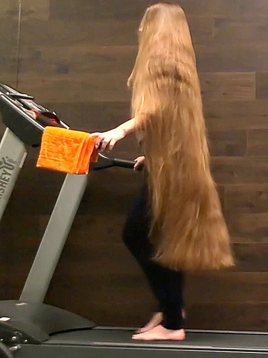 VIDEO - Girl with super long hair exercising on treadm - RealRapunzels