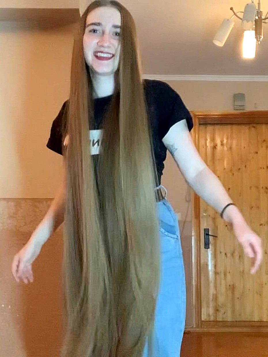 VIDEO - She loves her super silky knee length hair - RealRapunzels