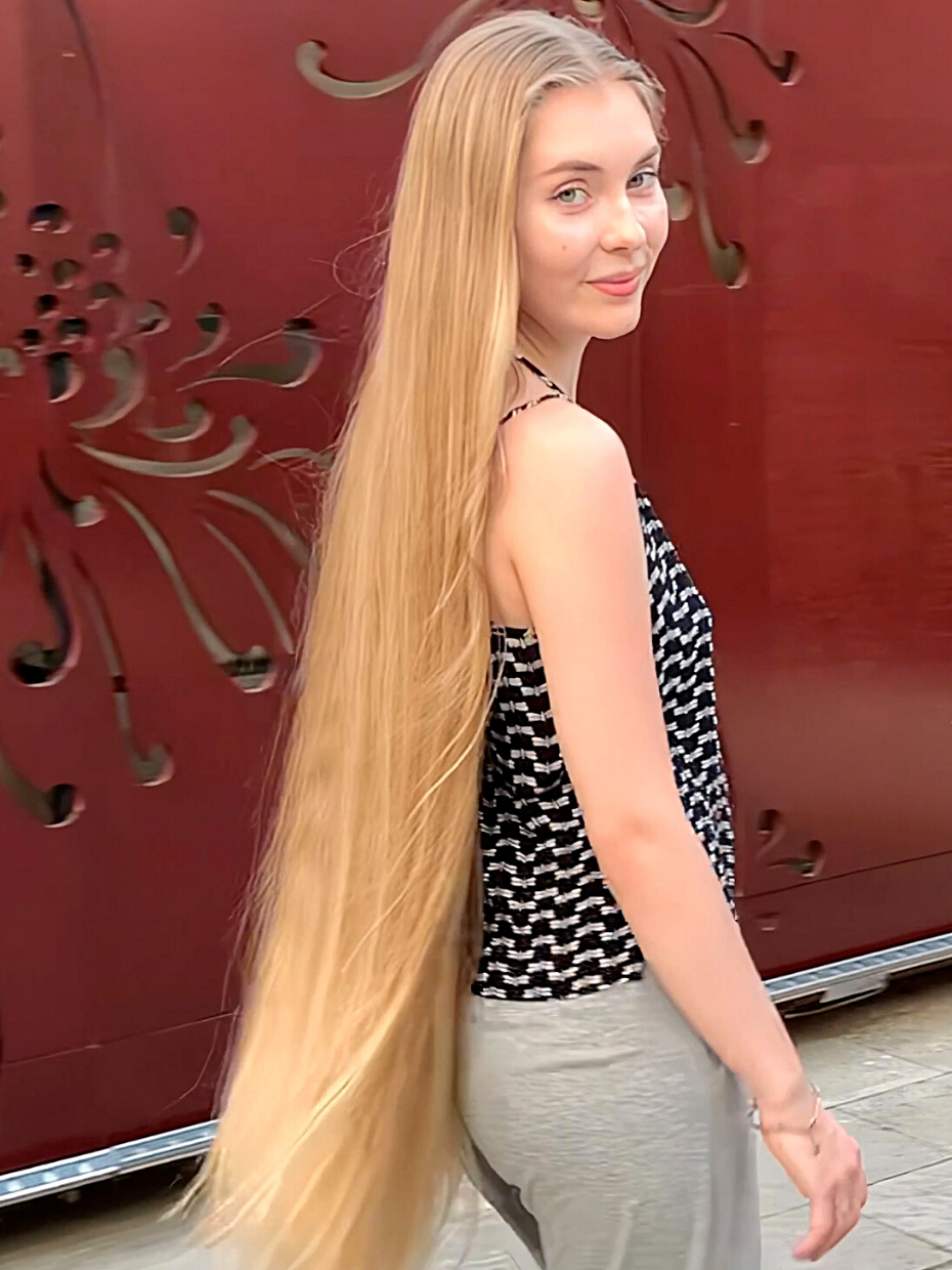 VIDEO - Super beautiful Irina's walk - RealRapunzels
