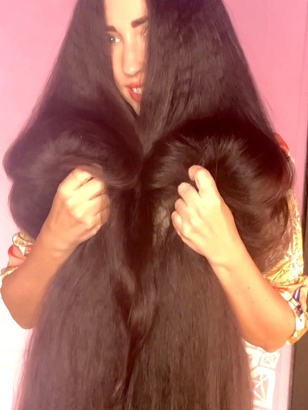 VIDEO - Extreme hair length show in the bathroom - RealRapunzels