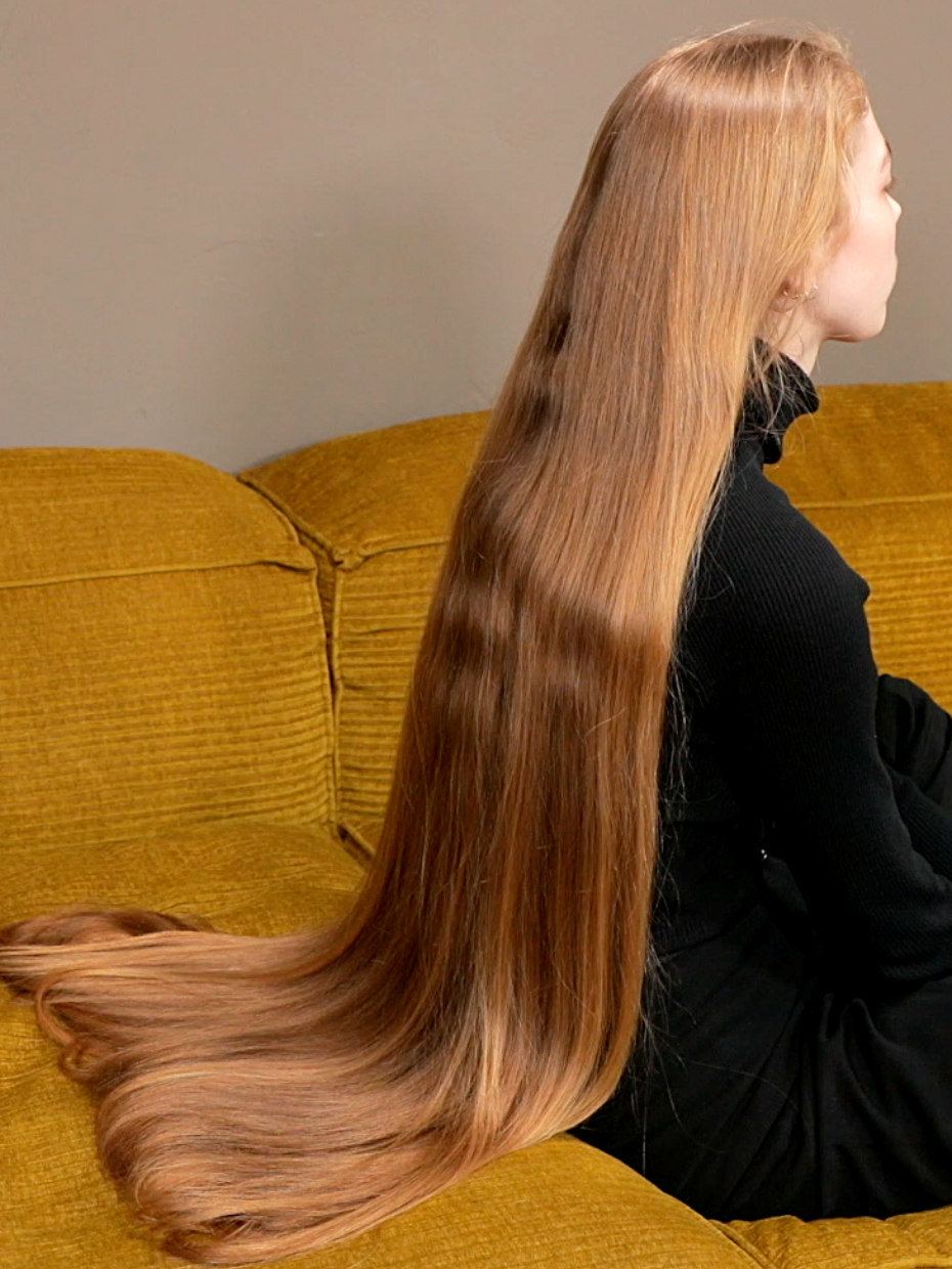 VIDEO - Sofa hair play - RealRapunzels