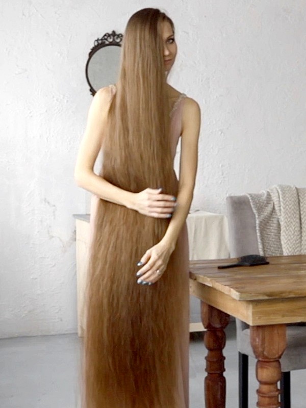 VIDEO - Extreme long hair play deluxe - RealRapunzels