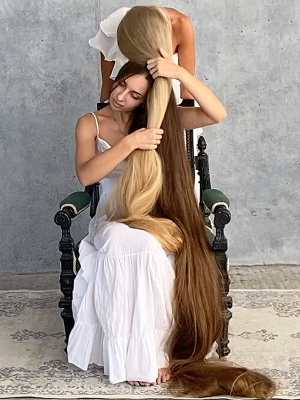 VIDEO - Suzana & Helena bun fun - RealRapunzels