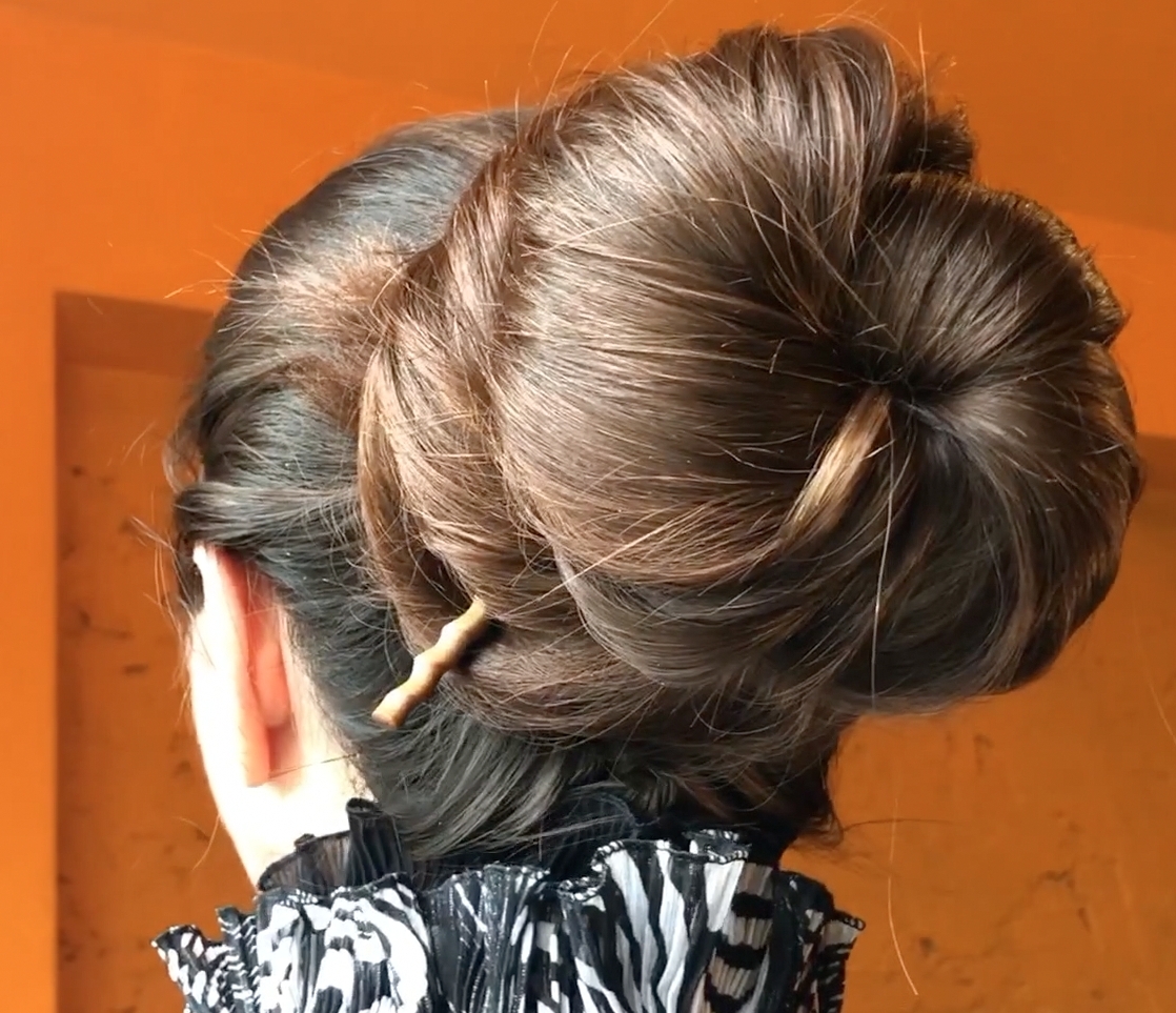VIDEO - Silky, shiny, big buns - RealRapunzels
