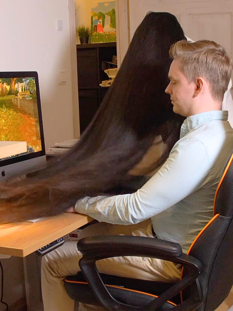 VIDEO - Super long haired gamer - RealRapunzels