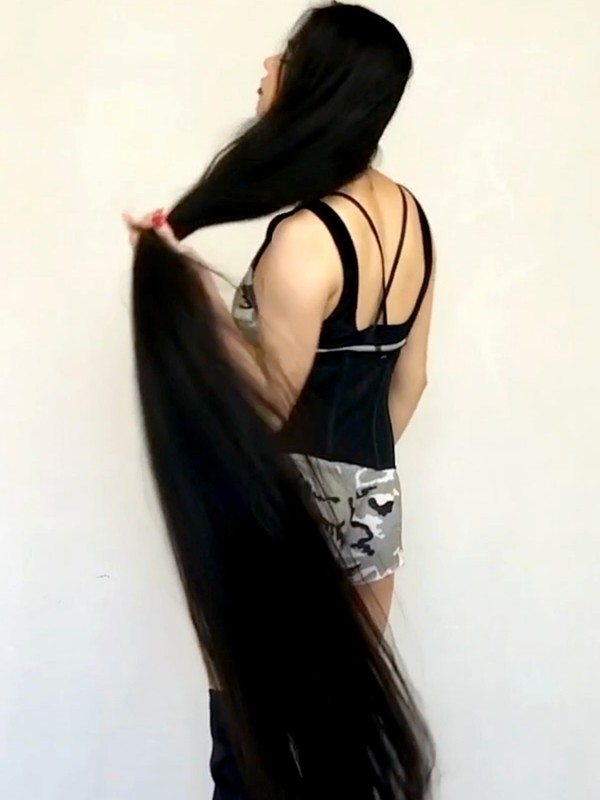 VIDEO - Super long, perfect Rapunzel hair - RealRapunzels