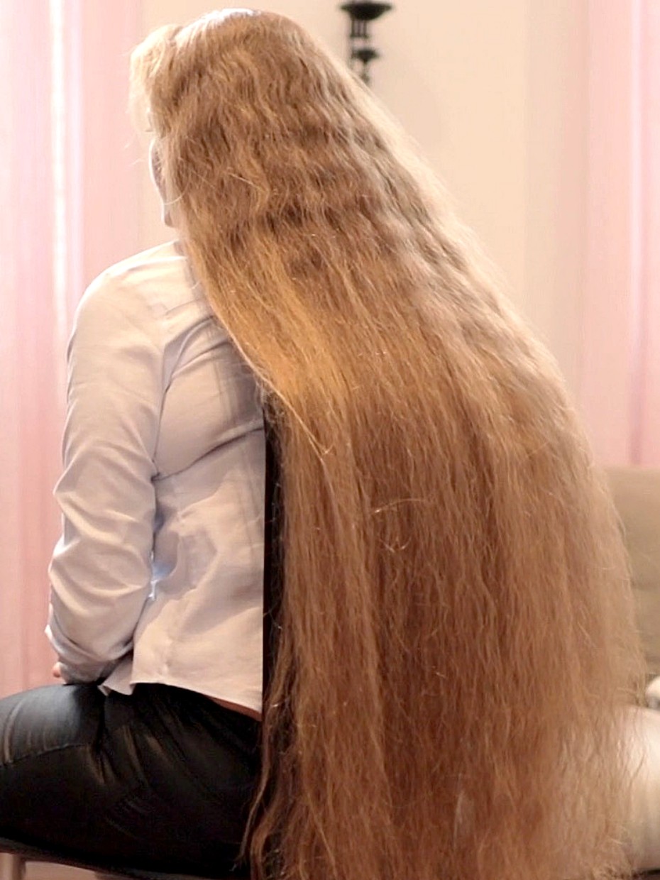 VIDEO - Siri's silky hair sliding - RealRapunzels