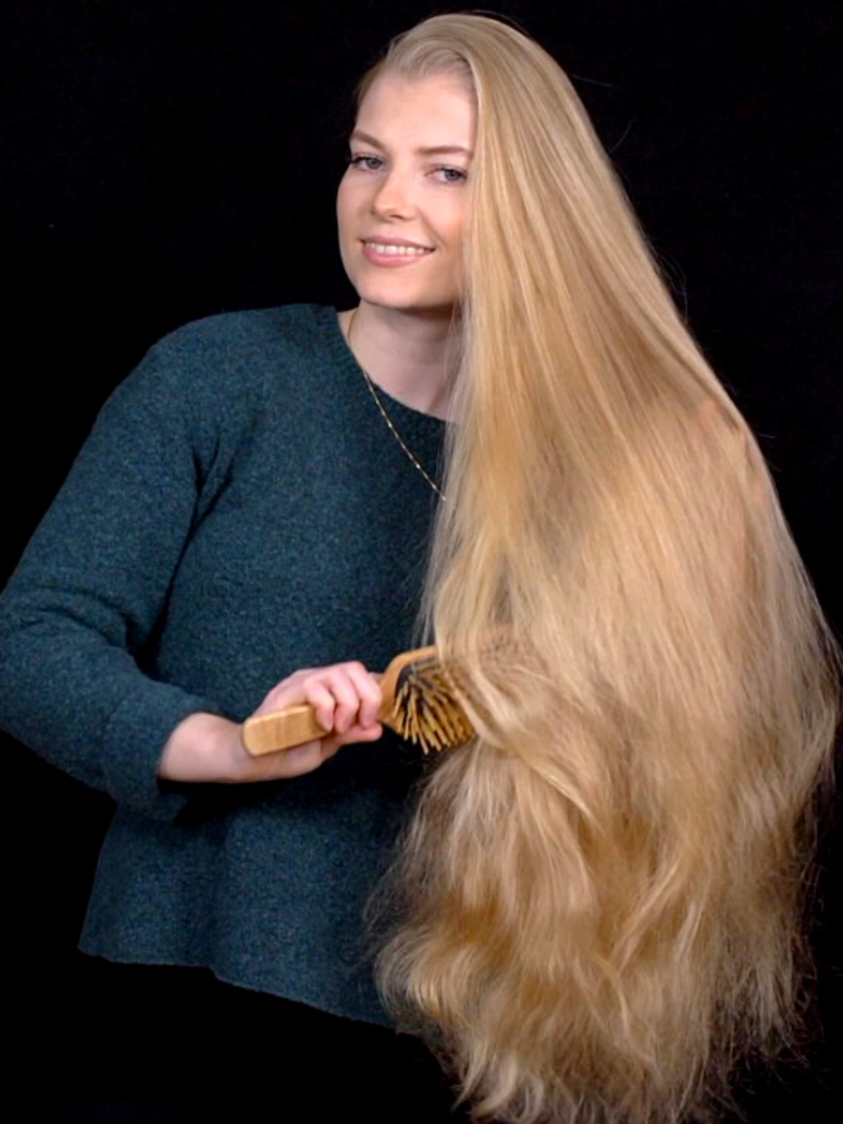 VIDEO - Super beautiful hair brushing - RealRapunzels
