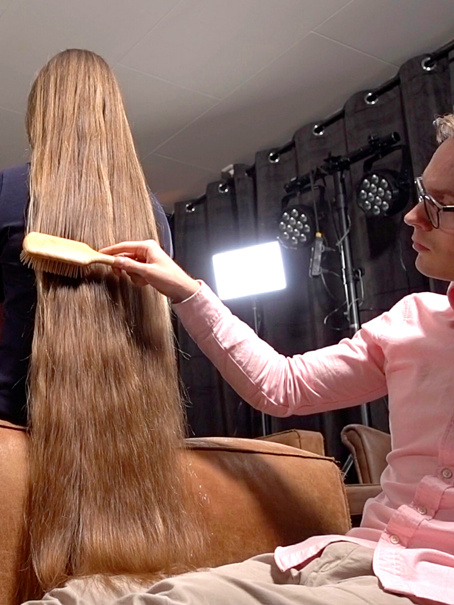 VIDEO - Playing with the Princess' hair - RealRapunzels