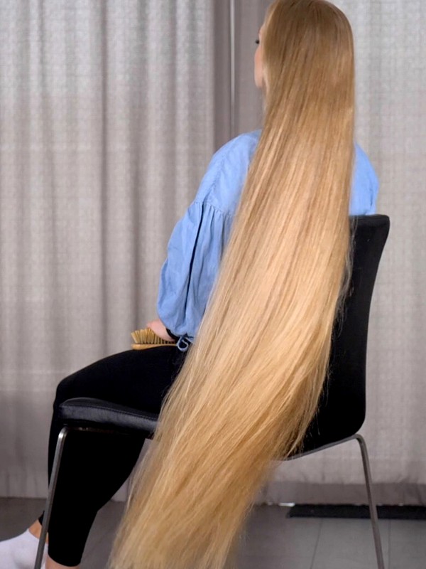VIDEO - Ultra long hair play deluxe - RealRapunzels