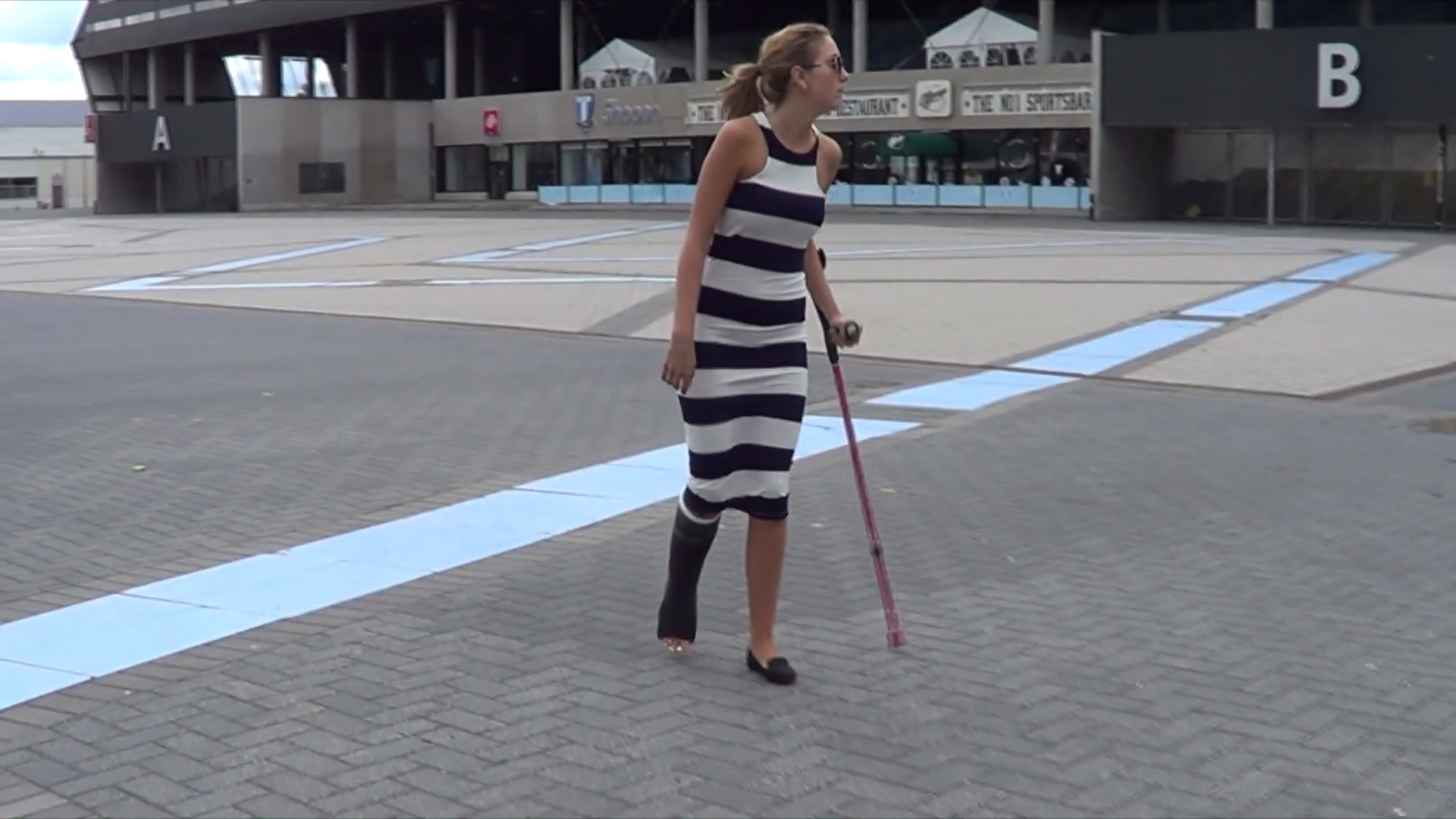 Rebecka 10 SLC - Up and down the stairs - 8 min - Swecrutch