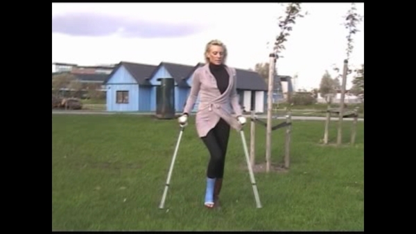 Amanda 8 SLC - I place my cast on the fence so i can r - Swecrutch