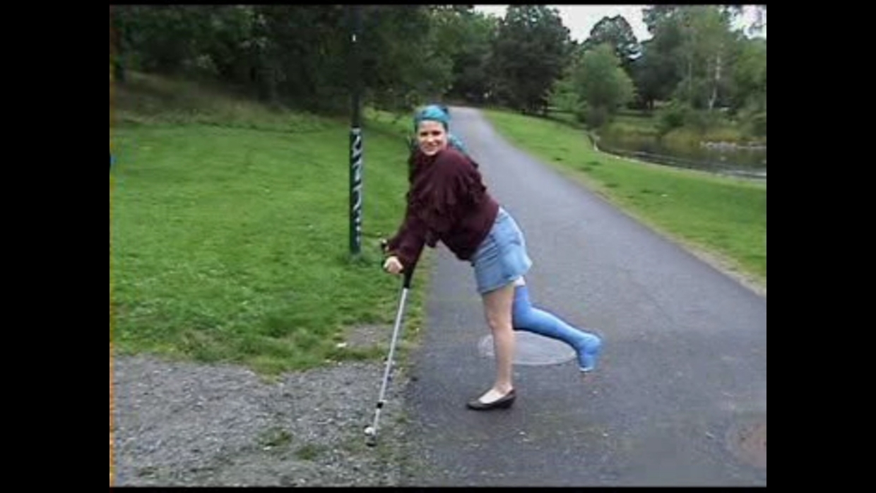 Scarlett 1 LLC - Blue hair and blue long leg cast - 7 - Crutchcast