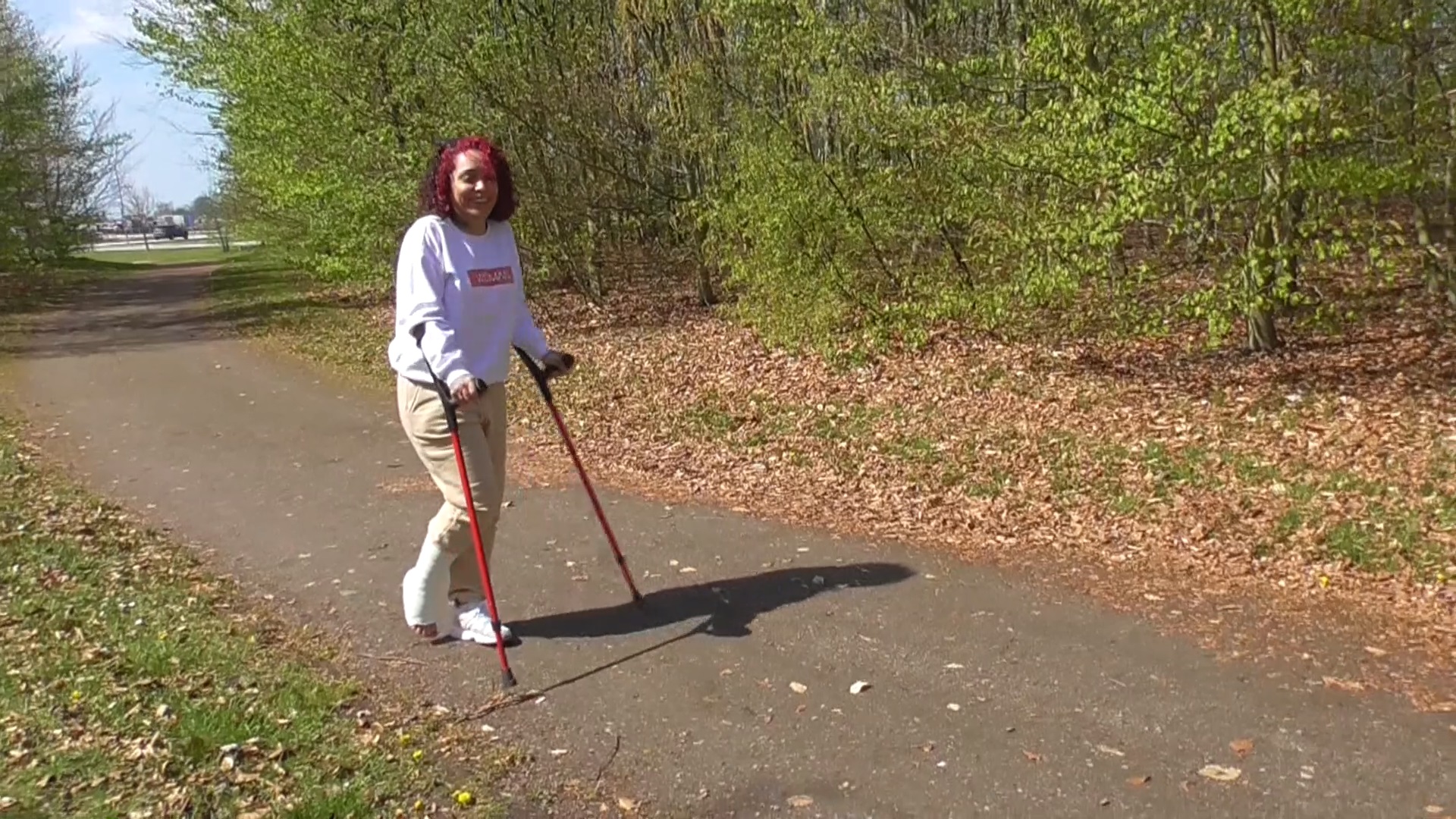 Amanda 8 SLC - I place my cast on the fence so i can r - Swecrutch